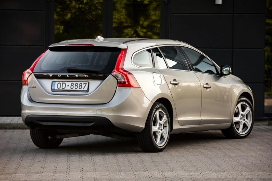 Brown Volvo V60 2011 in Riga, with an engine capacity of 2.00 L and mileage of 289 thousand km for 6990 €, photo 5 on AUTOMOTO.COM.LV