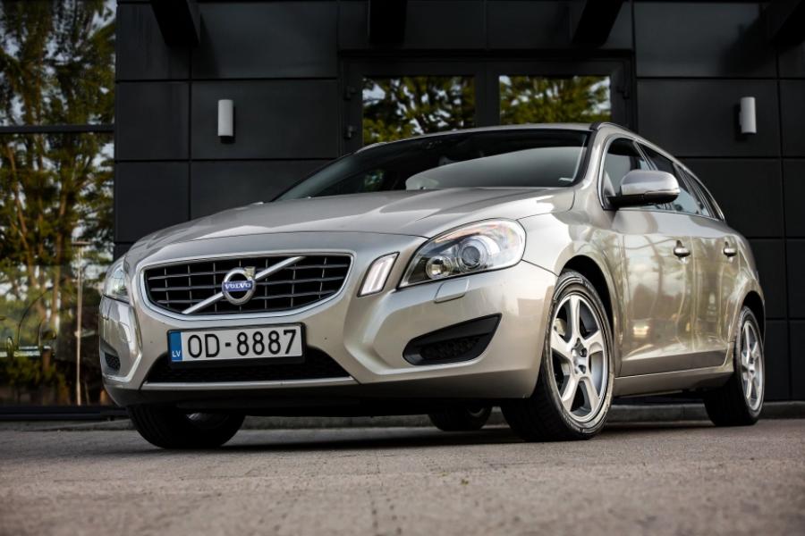 Brown Volvo V60 2011 in Riga, with an engine capacity of 2.00 L and mileage of 289 thousand km for 6990 €, photo 10 on AUTOMOTO.COM.LV