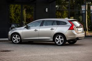 Brown Volvo V60 2011 in Riga, with an engine capacity of 2.00 L and mileage of 289 thousand km for 6990 €, photo 12 on AUTOMOTO.COM.LV
