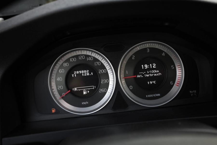 Brown Volvo V60 2011 in Riga, with an engine capacity of 2.00 L and mileage of 289 thousand km for 6990 €, photo 15 on AUTOMOTO.COM.LV