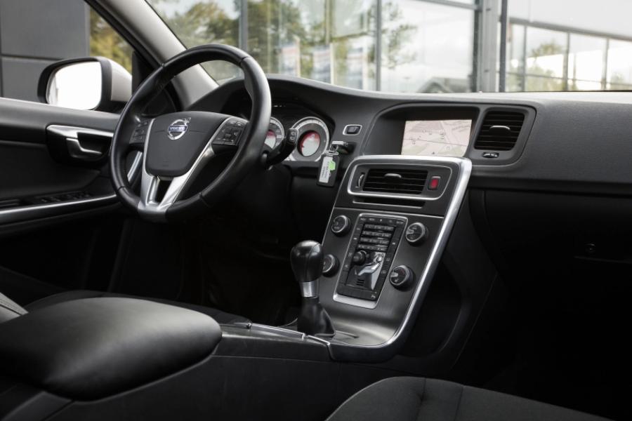 Brown Volvo V60 2011 in Riga, with an engine capacity of 2.00 L and mileage of 289 thousand km for 6990 €, photo 21 on AUTOMOTO.COM.LV