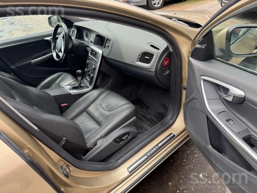 Brūns Volvo V60 2011 Rīga, ar dzinēja tilpumu 2.00 L un nobraukumu 155 tūkst. km par 7750 €, foto 5 vietnē AUTOMOTO.COM.LV