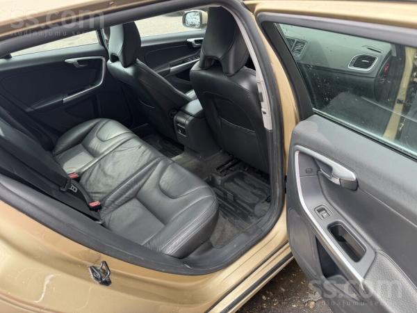 Brown Volvo V60 2011 in Riga, with an engine capacity of 2.00 L and mileage of 155 thousand km for 7750 €, photo 5 on AUTOMOTO.COM.LV