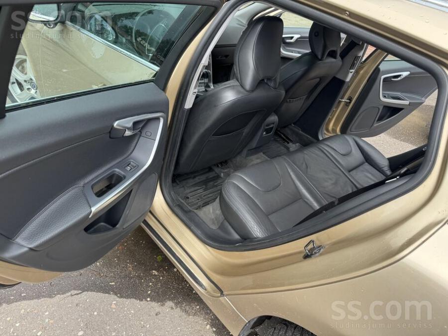 Brūns Volvo V60 2011 Rīga, ar dzinēja tilpumu 2.00 L un nobraukumu 155 tūkst. km par 7750 €, foto 10 vietnē AUTOMOTO.COM.LV