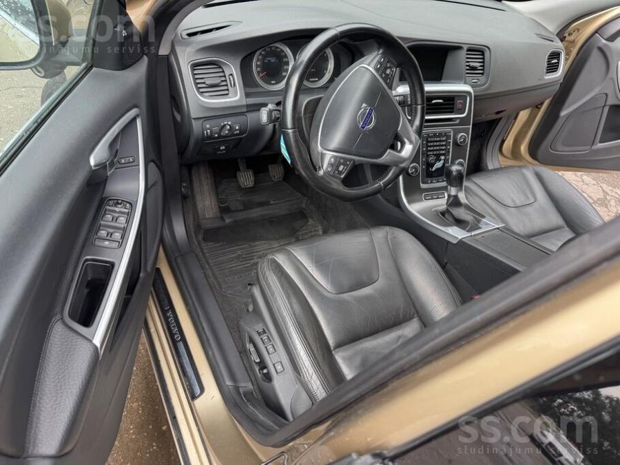 Brūns Volvo V60 2011 Rīga, ar dzinēja tilpumu 2.00 L un nobraukumu 155 tūkst. km par 7750 €, foto 13 vietnē AUTOMOTO.COM.LV