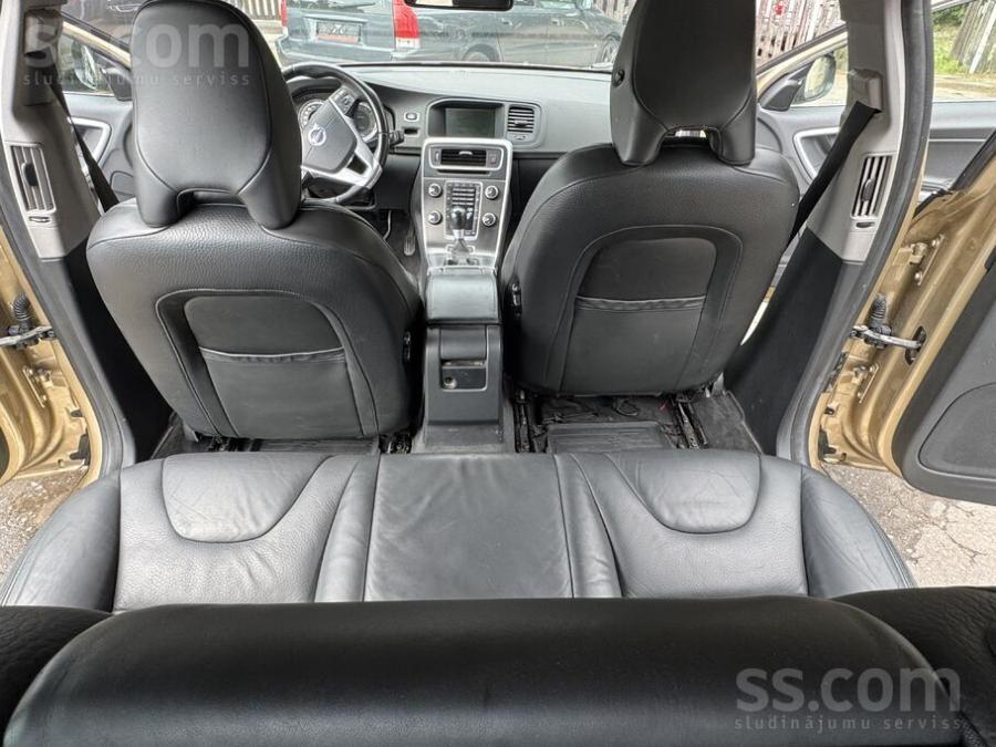 Brūns Volvo V60 2011 Rīga, ar dzinēja tilpumu 2.00 L un nobraukumu 155 tūkst. km par 7750 €, foto 18 vietnē AUTOMOTO.COM.LV
