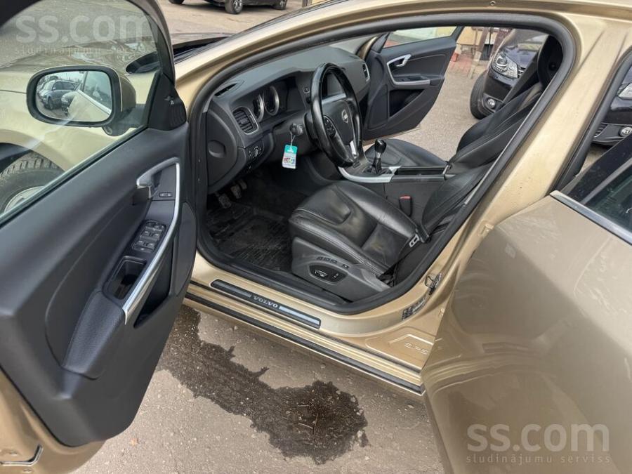 Brūns Volvo V60 2011 Rīga, ar dzinēja tilpumu 2.00 L un nobraukumu 155 tūkst. km par 7750 €, foto 19 vietnē AUTOMOTO.COM.LV