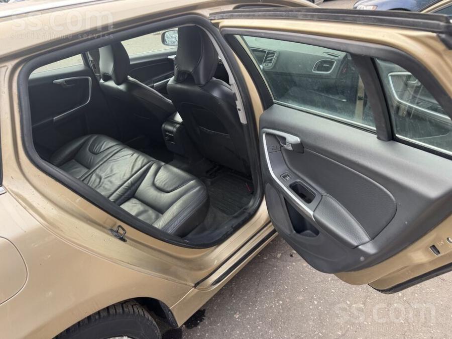 Brūns Volvo V60 2011 Rīga, ar dzinēja tilpumu 2.00 L un nobraukumu 155 tūkst. km par 7750 €, foto 20 vietnē AUTOMOTO.COM.LV