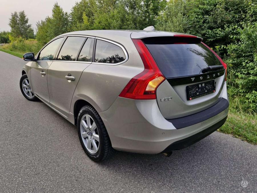 Brown Volvo V60 2011 in Vilnius, with an engine capacity of 1.98 L and mileage of 277 thousand km for 5950 €, photo 3 on AUTOMOTO.COM.LV