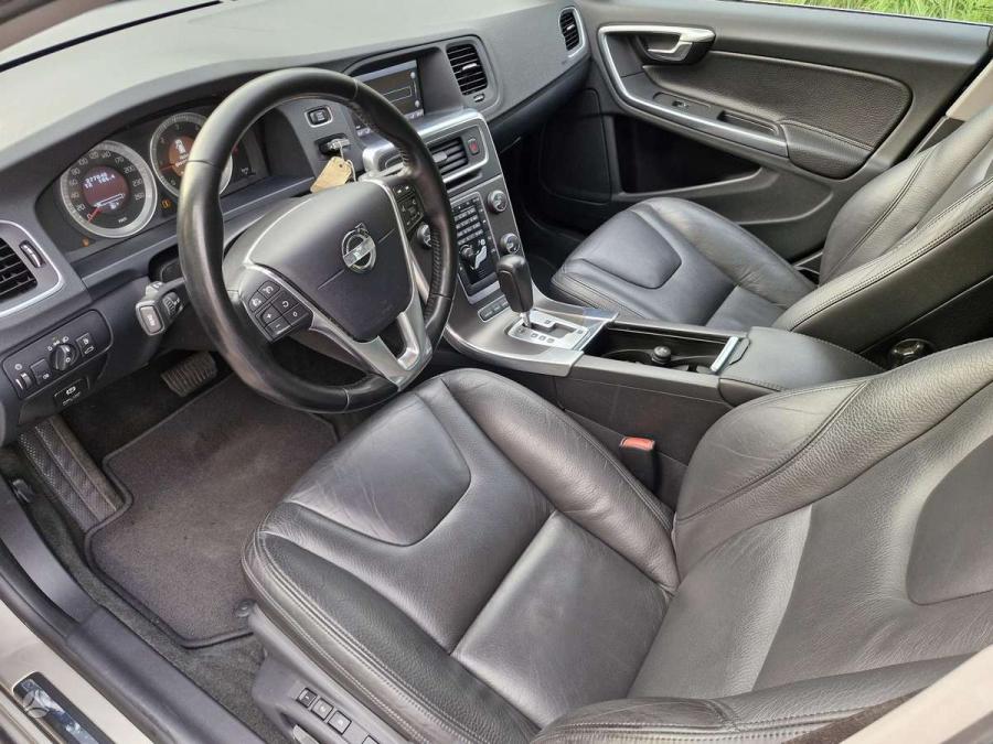 Brown Volvo V60 2011 in Vilnius, with an engine capacity of 1.98 L and mileage of 277 thousand km for 5950 €, photo 11 on AUTOMOTO.COM.LV