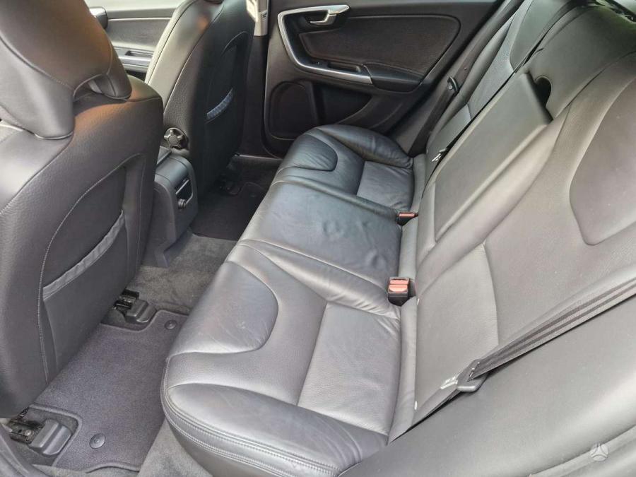 Brown Volvo V60 2011 in Vilnius, with an engine capacity of 1.98 L and mileage of 277 thousand km for 5950 €, photo 12 on AUTOMOTO.COM.LV