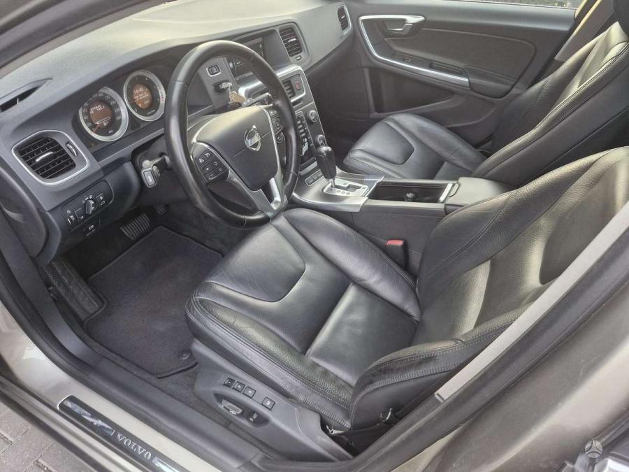 Brown Volvo V60 2011 in Vilnius, with an engine capacity of 1.98 L and mileage of 277 thousand km for 5950 €, photo 13 on AUTOMOTO.COM.LV