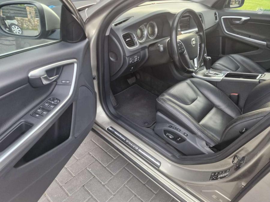 Brown Volvo V60 2011 in Vilnius, with an engine capacity of 1.98 L and mileage of 277 thousand km for 5950 €, photo 14 on AUTOMOTO.COM.LV