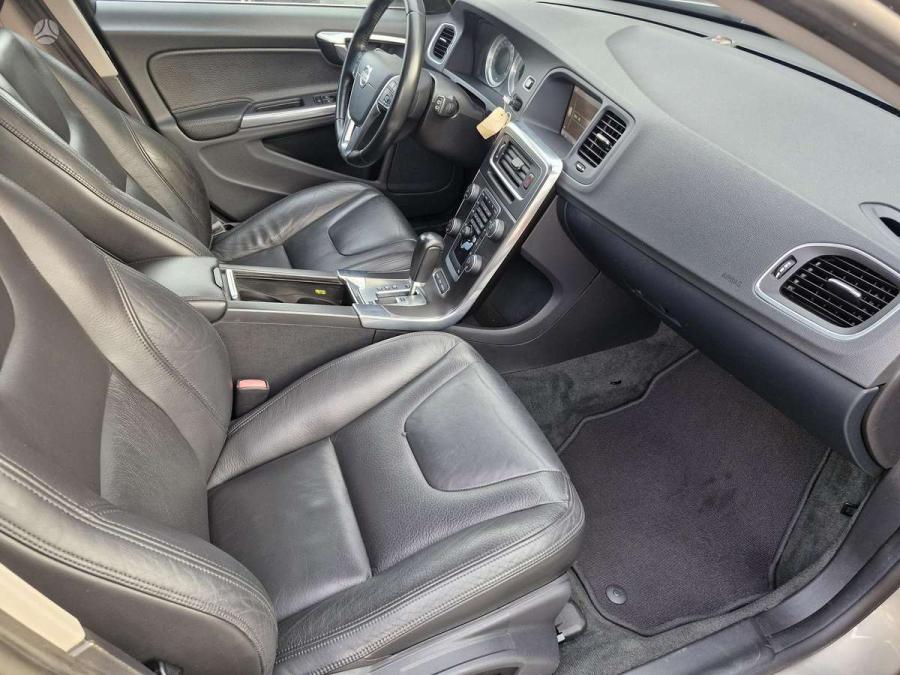 Brown Volvo V60 2011 in Vilnius, with an engine capacity of 1.98 L and mileage of 277 thousand km for 5950 €, photo 15 on AUTOMOTO.COM.LV
