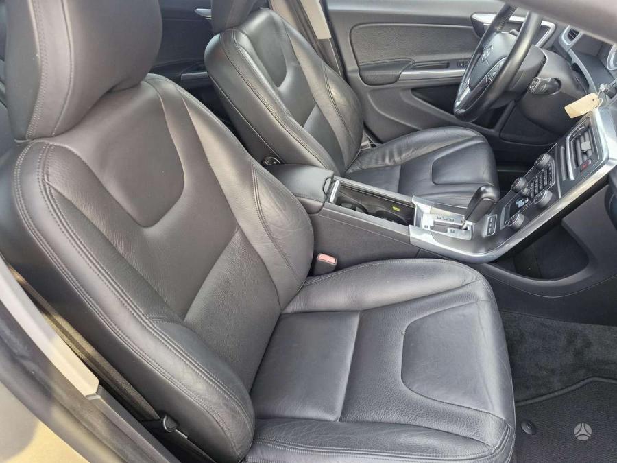 Brown Volvo V60 2011 in Vilnius, with an engine capacity of 1.98 L and mileage of 277 thousand km for 5950 €, photo 16 on AUTOMOTO.COM.LV