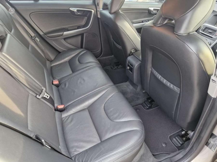 Brown Volvo V60 2011 in Vilnius, with an engine capacity of 1.98 L and mileage of 277 thousand km for 5950 €, photo 17 on AUTOMOTO.COM.LV