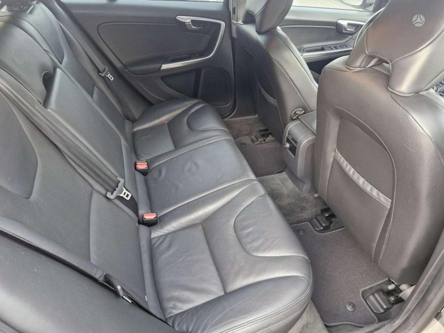 Brown Volvo V60 2011 in Vilnius, with an engine capacity of 1.98 L and mileage of 277 thousand km for 5950 €, photo 22 on AUTOMOTO.COM.LV