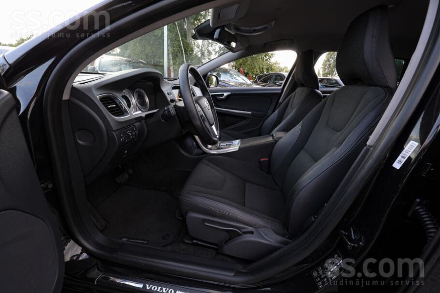 Brown Volvo V60 2011 in Jelgava, with an engine capacity of 2.00 L and mileage of 0 thousand km for 6250 €, photo 8 on AUTOMOTO.COM.LV