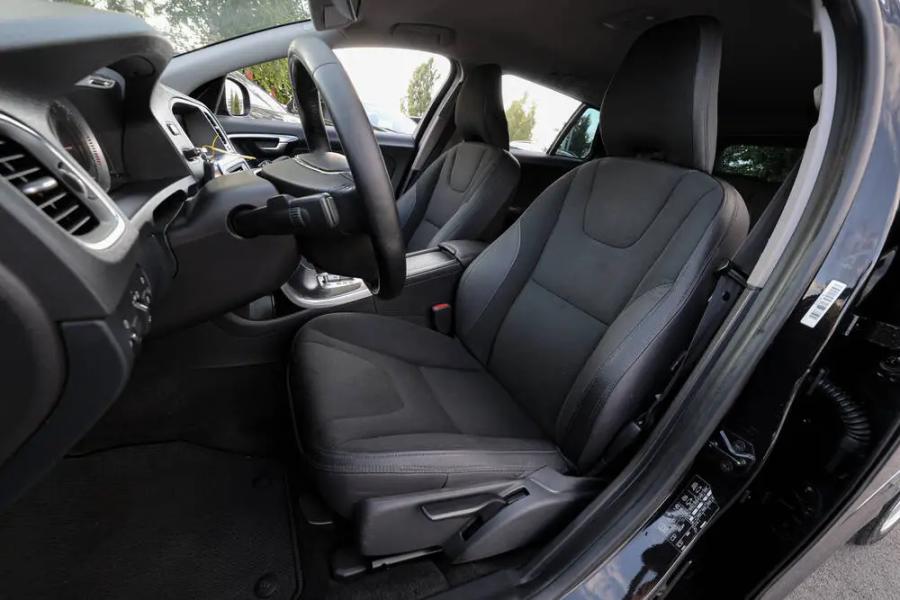 Brown Volvo V60 2011 in Jelgava, with an engine capacity of 2.00 L and mileage of 355 thousand km for 6250 €, photo 10 on AUTOMOTO.COM.LV