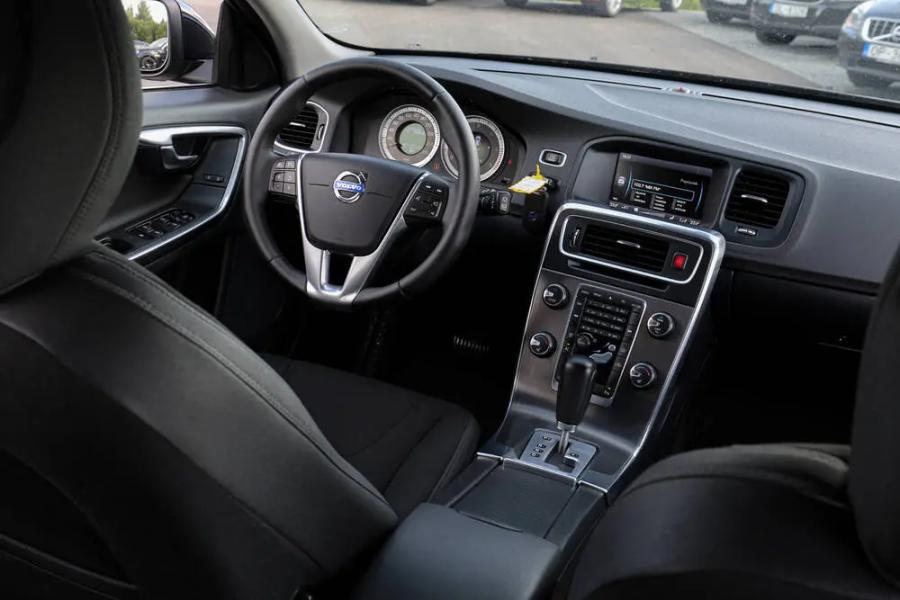 Brown Volvo V60 2011 in Jelgava, with an engine capacity of 2.00 L and mileage of 355 thousand km for 6250 €, photo 14 on AUTOMOTO.COM.LV