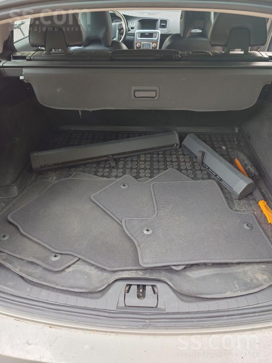 Brown Volvo V60 2011 in Talsi, with an engine capacity of 2.00 L and mileage of 417 thousand km for 3500 €, photo 10 on AUTOMOTO.COM.LV
