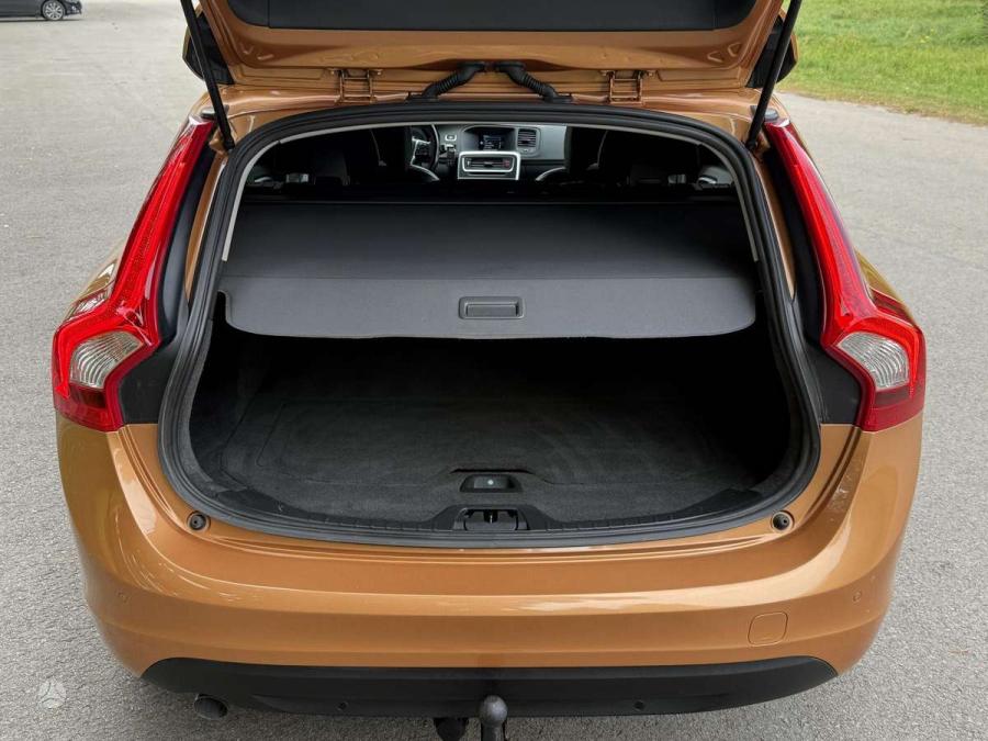 Brūns Volvo V60 2011 Raseiniai, ar dzinēja tilpumu 1.98 L un nobraukumu 295 tūkst. km par 5250 €, foto 20 vietnē AUTOMOTO.COM.LV