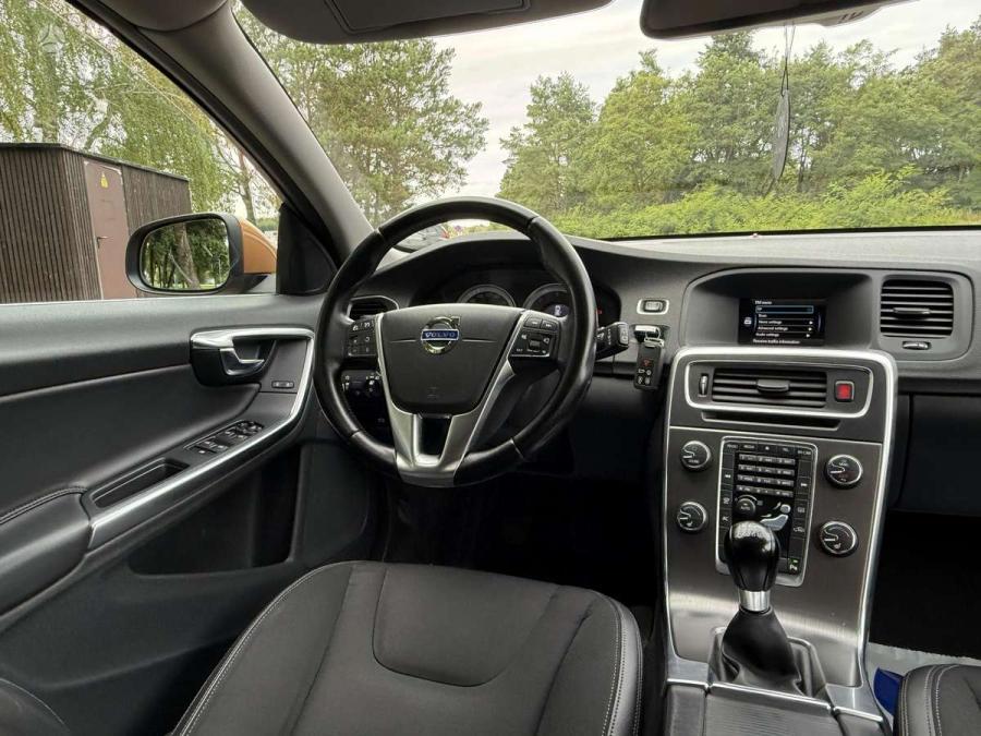 Brūns Volvo V60 2011 Raseiniai, ar dzinēja tilpumu 1.98 L un nobraukumu 295 tūkst. km par 5250 €, foto 27 vietnē AUTOMOTO.COM.LV