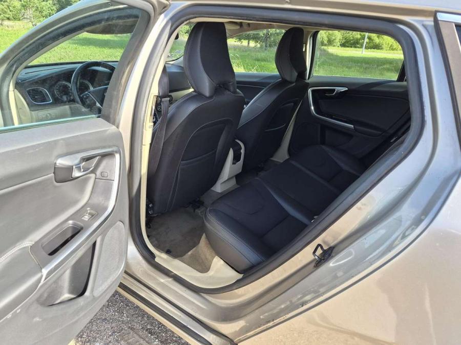 Brown Volvo V60 2011 in Taurage, with an engine capacity of 1.98 L and mileage of 322 thousand km for 3200 €, photo 15 on AUTOMOTO.COM.LV