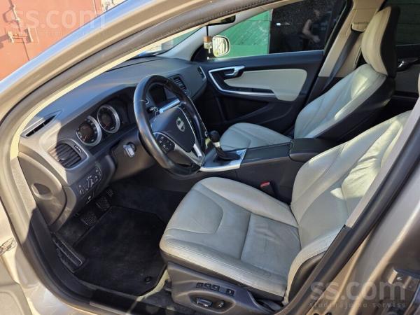 Brūns Volvo V60 2011 Rīga, ar dzinēja tilpumu 1.60 L un nobraukumu 375 tūkst. km par 3200 €, foto 7 vietnē AUTOMOTO.COM.LV