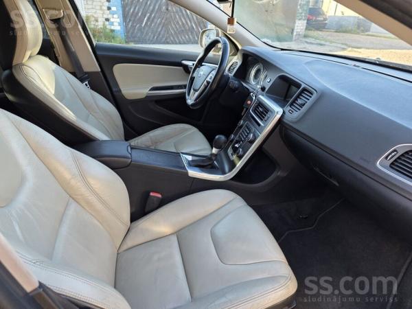 Brūns Volvo V60 2011 Rīga, ar dzinēja tilpumu 1.60 L un nobraukumu 375 tūkst. km par 3200 €, foto 10 vietnē AUTOMOTO.COM.LV
