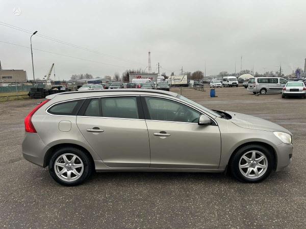 Brown Volvo V60 2012 in Marijampole, with an engine capacity of 1.56 L and mileage of 238 thousand km for 4450 €, photo 4 on AUTOMOTO.COM.LV