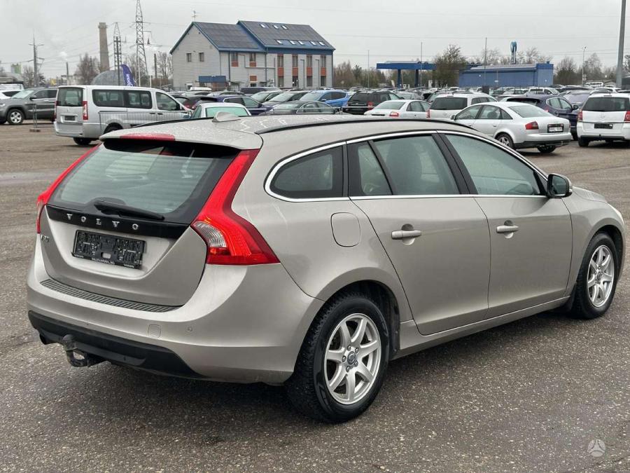 Brūns Volvo V60 2012 Marijampole, ar dzinēja tilpumu 1.56 L un nobraukumu 238 tūkst. km par 4450 €, foto 5 vietnē AUTOMOTO.COM.LV