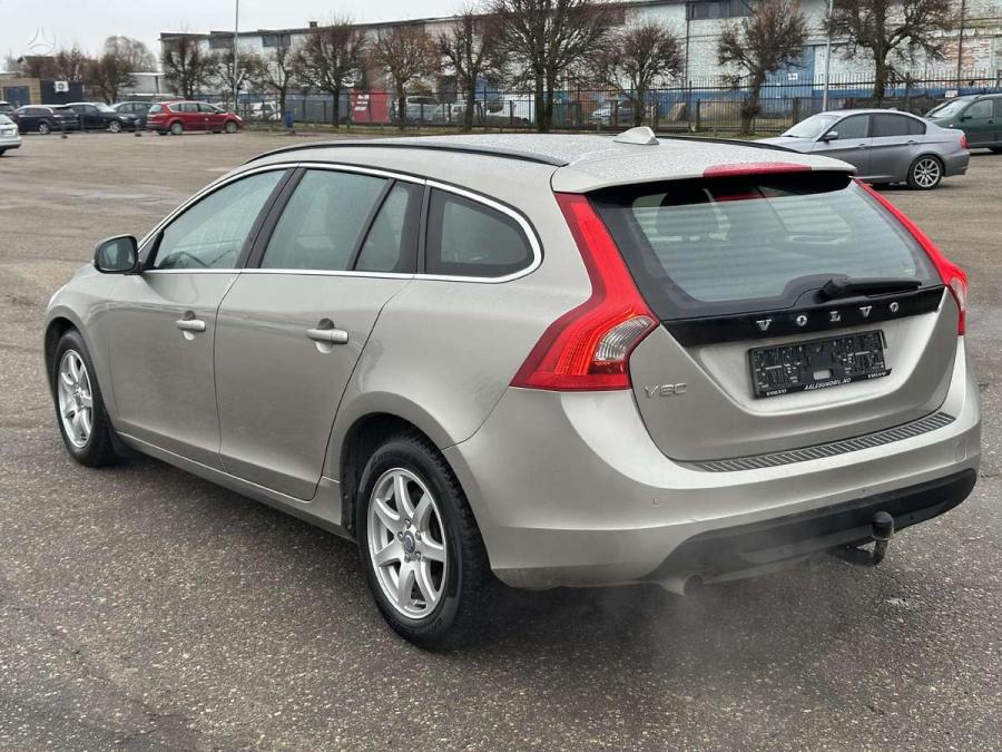 Brūns Volvo V60 2012 Marijampole, ar dzinēja tilpumu 1.56 L un nobraukumu 238 tūkst. km par 4450 €, foto 7 vietnē AUTOMOTO.COM.LV