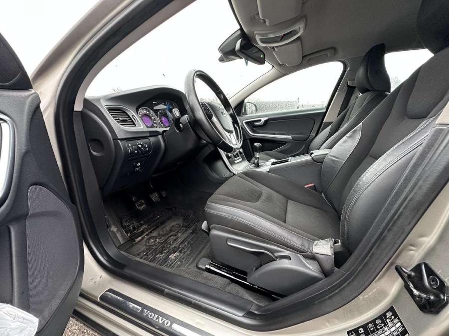 Brūns Volvo V60 2012 Marijampole, ar dzinēja tilpumu 1.56 L un nobraukumu 238 tūkst. km par 4450 €, foto 9 vietnē AUTOMOTO.COM.LV