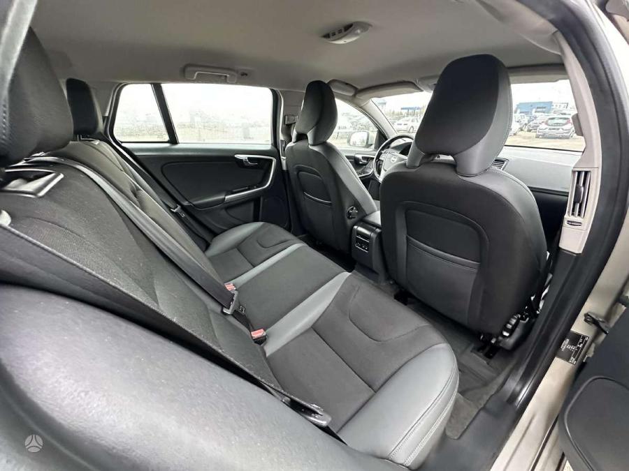 Brūns Volvo V60 2012 Marijampole, ar dzinēja tilpumu 1.56 L un nobraukumu 238 tūkst. km par 4450 €, foto 16 vietnē AUTOMOTO.COM.LV