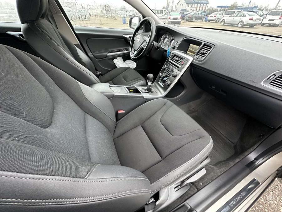 Brūns Volvo V60 2012 Marijampole, ar dzinēja tilpumu 1.56 L un nobraukumu 238 tūkst. km par 4450 €, foto 17 vietnē AUTOMOTO.COM.LV