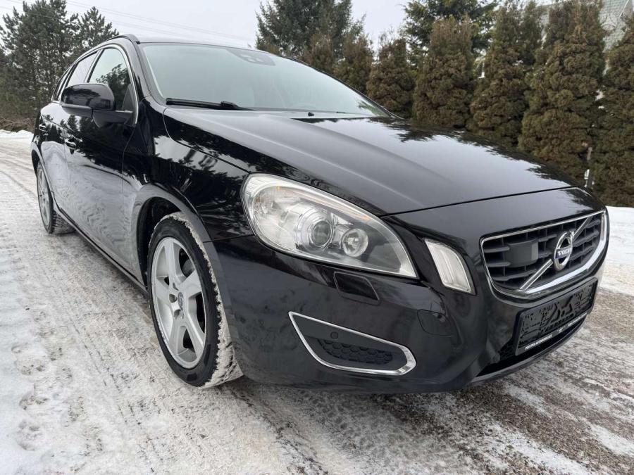 Brūns Volvo V60 2012 Alīta, ar dzinēja tilpumu 1.98 L un nobraukumu 262 tūkst. km par 4950 €, foto 1 vietnē AUTOMOTO.COM.LV