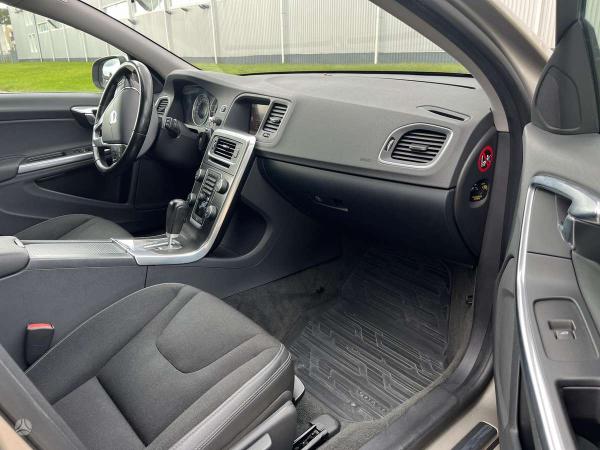 Brown Volvo V60 2012 in Taurage, with an engine capacity of 1.98 L and mileage of 250 thousand km for 4900 €, photo 8 on AUTOMOTO.COM.LV