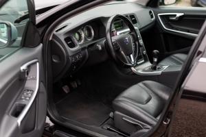 Brūns Volvo V60 2012 Rīga, ar dzinēja tilpumu 1.60 L un nobraukumu 245 tūkst. km par 6495 €, foto 19 vietnē AUTOMOTO.COM.LV