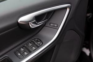 Brūns Volvo V60 2012 Rīga, ar dzinēja tilpumu 1.60 L un nobraukumu 245 tūkst. km par 6495 €, foto 20 vietnē AUTOMOTO.COM.LV