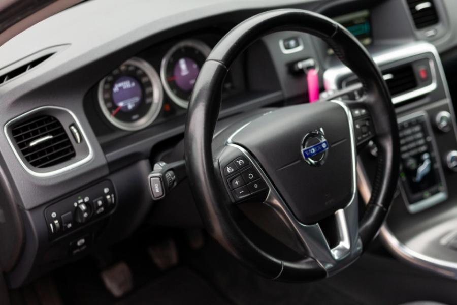 Brūns Volvo V60 2012 Rīga, ar dzinēja tilpumu 1.60 L un nobraukumu 245 tūkst. km par 6495 €, foto 22 vietnē AUTOMOTO.COM.LV