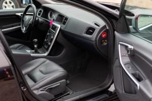 Brūns Volvo V60 2012 Rīga, ar dzinēja tilpumu 1.60 L un nobraukumu 245 tūkst. km par 6495 €, foto 24 vietnē AUTOMOTO.COM.LV