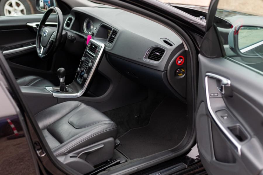 Brūns Volvo V60 2012 Rīga, ar dzinēja tilpumu 1.60 L un nobraukumu 245 tūkst. km par 6495 €, foto 24 vietnē AUTOMOTO.COM.LV