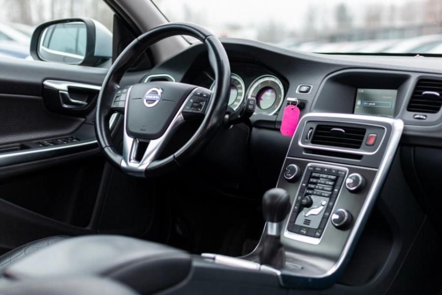 Brūns Volvo V60 2012 Rīga, ar dzinēja tilpumu 1.60 L un nobraukumu 245 tūkst. km par 6495 €, foto 29 vietnē AUTOMOTO.COM.LV