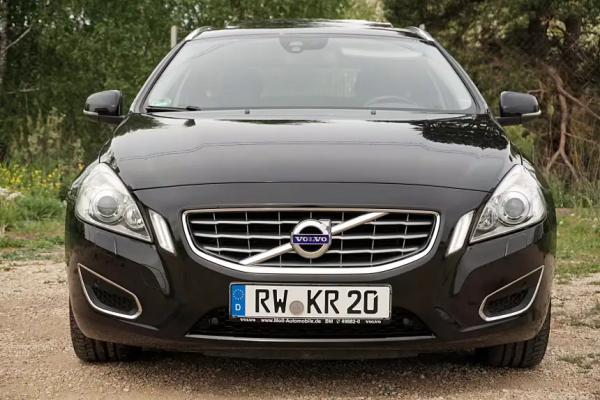 Brūns Volvo V60 2012 Rīga, ar dzinēja tilpumu 2.40 L un nobraukumu 193 tūkst. km par 8900 €, foto 3 vietnē AUTOMOTO.COM.LV