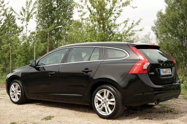 Brūns Volvo V60 2012 Rīga, ar dzinēja tilpumu 2.40 L un nobraukumu 193 tūkst. km par 8900 €, foto 7 vietnē AUTOMOTO.COM.LV