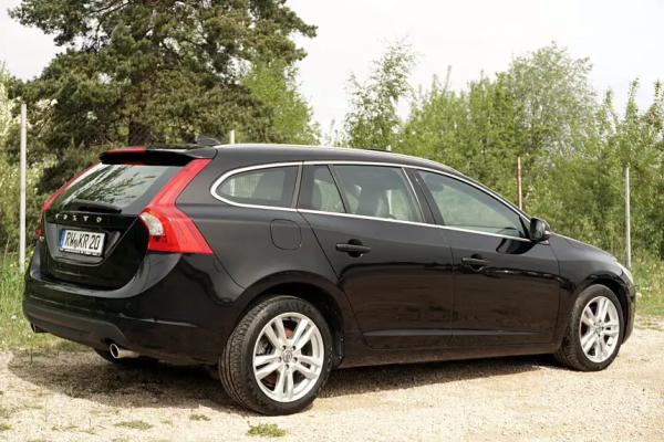 Brūns Volvo V60 2012 Rīga, ar dzinēja tilpumu 2.40 L un nobraukumu 193 tūkst. km par 8900 €, foto 10 vietnē AUTOMOTO.COM.LV