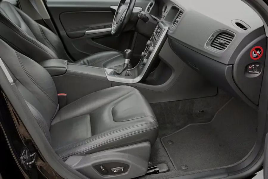 Brūns Volvo V60 2012 Rīga, ar dzinēja tilpumu 2.40 L un nobraukumu 193 tūkst. km par 8900 €, foto 14 vietnē AUTOMOTO.COM.LV