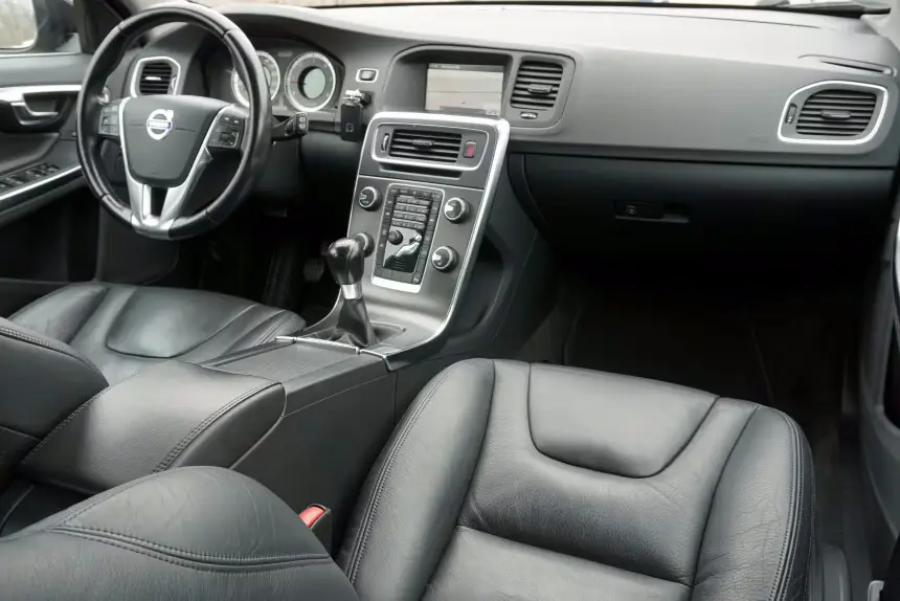 Brūns Volvo V60 2012 Rīga, ar dzinēja tilpumu 2.40 L un nobraukumu 193 tūkst. km par 8900 €, foto 15 vietnē AUTOMOTO.COM.LV