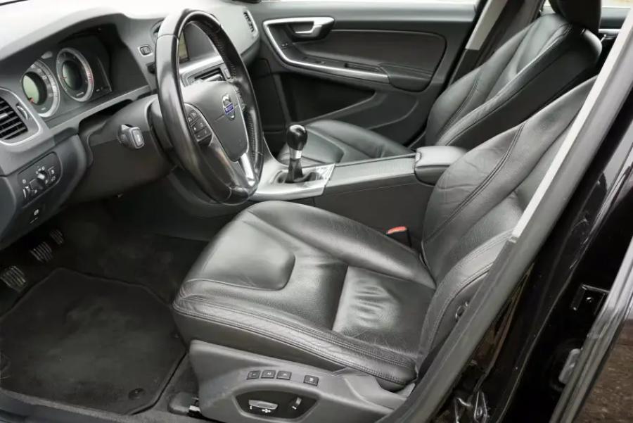 Brūns Volvo V60 2012 Rīga, ar dzinēja tilpumu 2.40 L un nobraukumu 193 tūkst. km par 8900 €, foto 16 vietnē AUTOMOTO.COM.LV